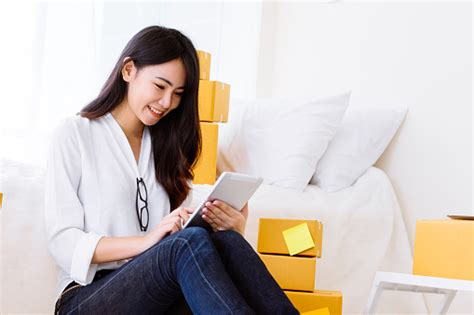 중소 기업 비즈니스 태블릿의 순서 고객 침실에서 준비 포장에 대 한 온라인 배달 상자를 확인 하는 홈 인테리어 미소에 사무실에서 일 하는 프리랜서 여자 고객에 대한 스톡