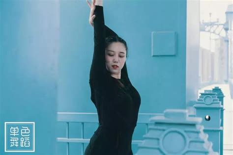 翻唱《情深深雨濛濛》不算什麼，能把它用舞蹈演繹出來才算牛 每日頭條
