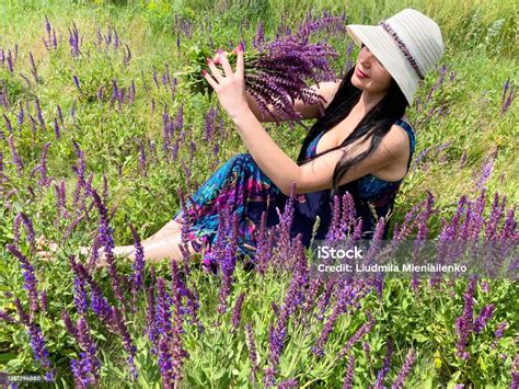 보라색 꽃 들 사이 필드에 밀짚 모자에 어두운 긴 머리를 가진 공정한 피부 여자 30 39세에 대한 스톡 사진 및 기타 이미지 30 39세 건강한 생활방식 곱슬 머리