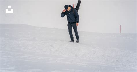 남자는 눈 덮인 풍경 속을 걷기 위해 고군분투합니다 사진 Unsplash의 무료 벽지 이미지