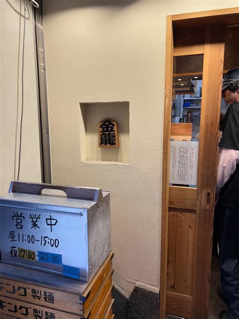 圖片是東京的沾麵金龍。 這是朋友推薦的沾麵店，我們有幸在迪士尼樂園後抓到一個空檔時間開車來嘗試看看。 店面很小很小，小小一個吧台只能7 8個人