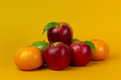 노란색 배경에 고립 된 빨간색 사과와 오렌지는 클리핑 경로와 요리 컨셉 디자인을위한 전체 피사계 심도입니다 0명에 대한 스톡