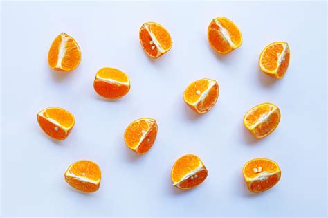 オレンジ色の果実が白い背景で隔離の平面図です ほっそりしたのストックフォトや画像を多数ご用意 ほっそりした まぶしい みずみずしい