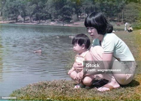 Ibu Muda Bersama Putranya Di Tepi Danau Di Taman Umum Foto Stok Unduh