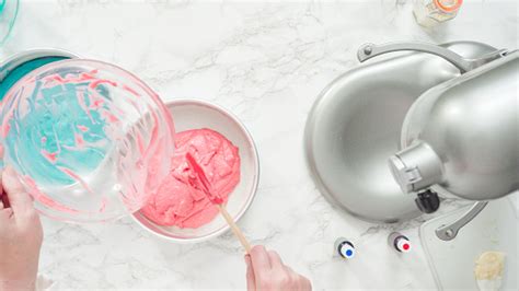 케이크 반죽에 음식 색칠을 혼합하여 3 층 바닐라 케이크를 굽습니다 달콤한 음식에 대한 스톡 사진 및 기타 이미지 달콤한 음식 만들기 미국 Istock