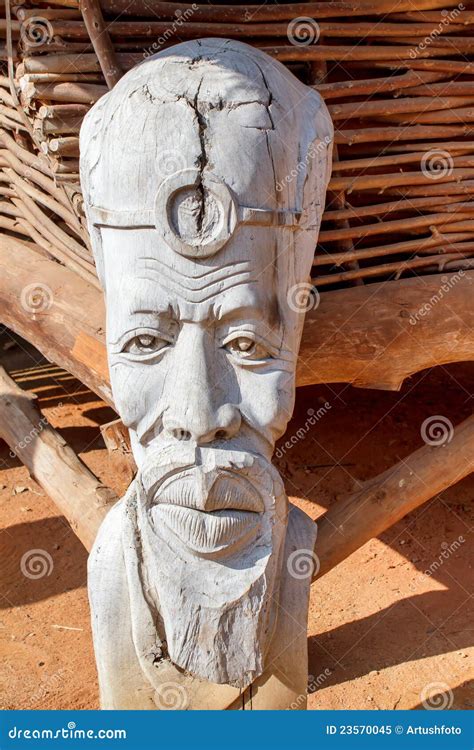 Estatua De Madera Tallada Africana Imagen De Archivo Imagen De Primitivo Estatua