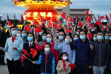 数万人天安门广场观升旗，人群欢呼“我爱你中国！”天下新闻中心长江网cjncn