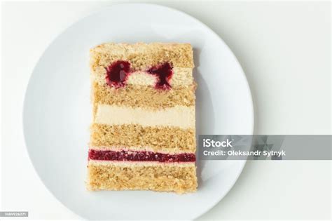 흰색 바탕에 흰색 접시에 케이크 조각을 평평하게 놓습니다 크림 치즈와 레드 베리 무스 층으로 자른 비스킷 스폰지 케이크 제과 메뉴 템플릿 0명에 대한 스톡 사진 및 기타