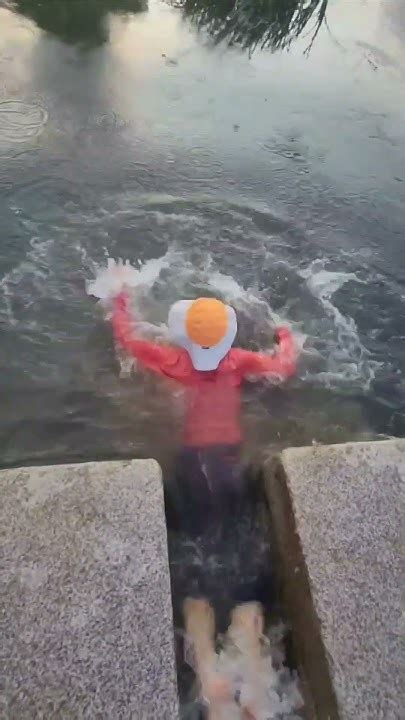 팔을 열심히 저어보았지만 앞으로 나아가지 않고 돌 사이 아래로 빠지면 강이에요 🏊 다행이 돌에 끼었어요 ㅋㅋ Youtube