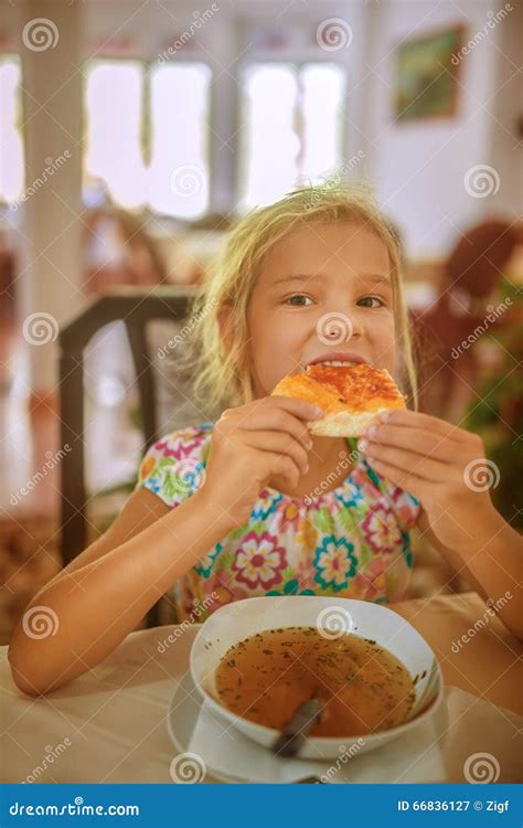 Petite Fille Mangeant De La Pizza Et De La Soupe Image Stock Image Du