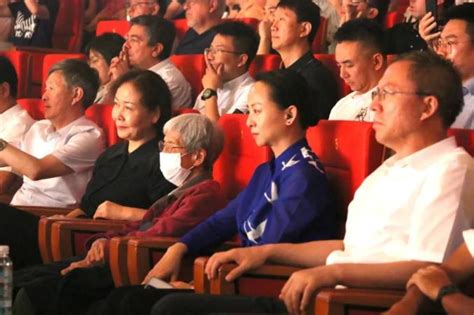 敦煌女儿樊锦诗与市民游客一同观看千手千眼 中国残疾人艺术团