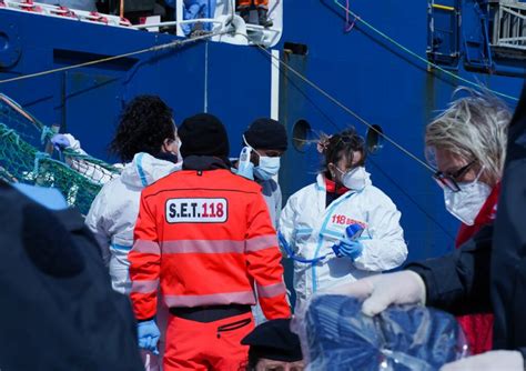 Sbarcati A Brindisi I 339 Migranti Della Geo Barents