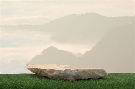 초현실적인 돌 연단 자연 풍경 하늘 따뜻한 태양 상승 파스텔 부드러운 구름 흐릿한 배경 화장품 제품 배치 받침대 현재 스탠드