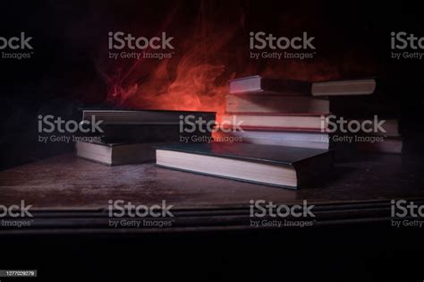 반짝이는 황금색 배경이 있는 나무 탁자 위에 열린 고대 책의 그림책을 상상해 보십시오 마법의 힘으로 마법 빛나는 책 주위 번개