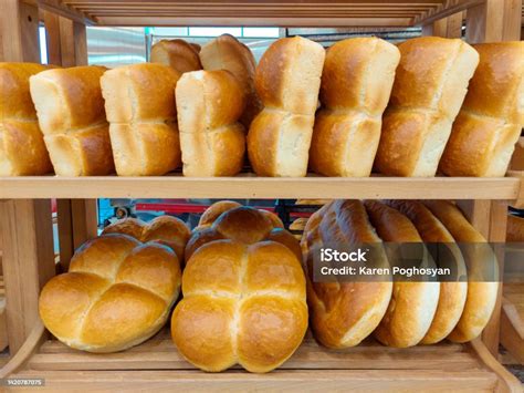 빵집에서 맛있는 빵 덩어리 빵집 선반에 다양한 종류의 빵 덩어리가 있습니다 제과 제품 나무 선반 0명에 대한 스톡 사진 및 기타 이미지 Istock