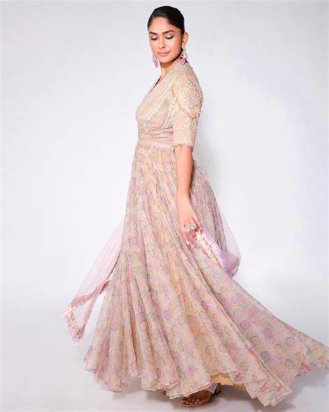Mrunal Thakur గులాబీ డ్రెస్‌లో గుబాళిస్తున్న మృణాల్ ఠాకూర్ Namasthe