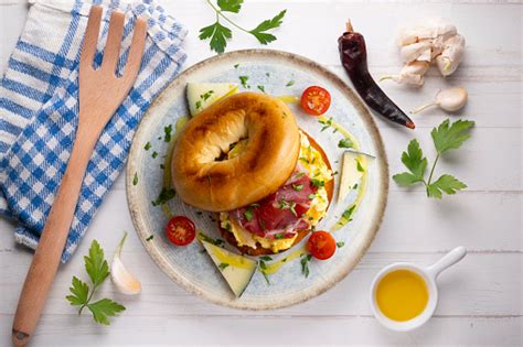 스크램블 드 에그와 이베리아 햄과 만체고 치즈를 곁들인 구운 백젤 0명에 대한 스톡 사진 및 기타 이미지 0명 가지 채소 곡초류 Istock