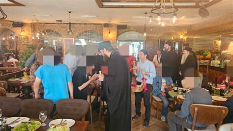 Епископот Јаков на Велигденски ручек со браќата и сестрите за кои Елеуса фондација се грижи