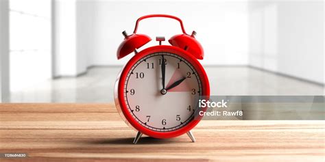 유럽 일광 절약 시간입니다 나무 책상 빈 홈 배경에 빨간색 알람 시계 3 차원 일러스트 레이 션 벽 시계에 대한 스톡 사진 및 기타 이미지 Istock