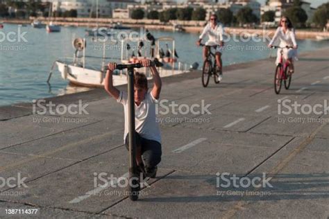 함께 바다에서 아름다운 아침을 즐기는 행복한 가족 자전거를 타고 부모와 전기 스쿠터를 타고 아들 선택적 초점 3 명에 대한 스톡 사진 및 기타 이미지 Istock