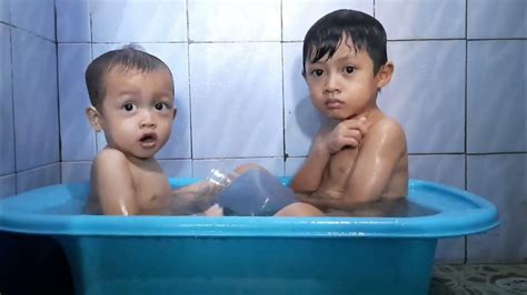 moment yang sulit terulang. adek aby sama abang kaka mandi bareng 🤩 - YouTube