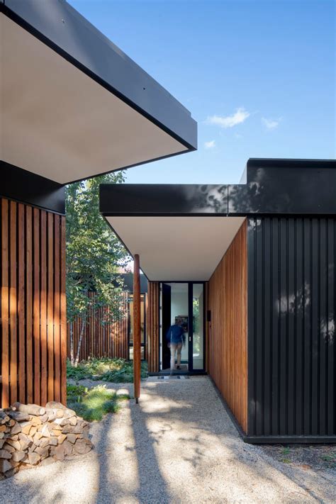 Wheeler Kearns Designs Low Lying Ravine House For Nature Lovers In Illinois