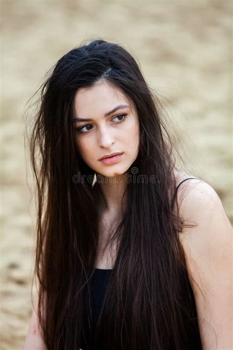 Bella Joven Mujer Con Piel Limpia Y Perfecta Foto De Archivo Imagen De Colorido Regalo