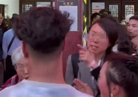 两“母女”插队发飙？当事人回应通道视频男子