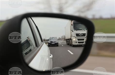 АПИ предупреждава шофьорите да карат с повишено внимание при тунел „Траянова врата” на АМ