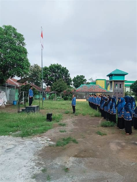 MTsN 1 Lumajang Gelar Apel Penghormatan Bendera Merah Putih Dalam