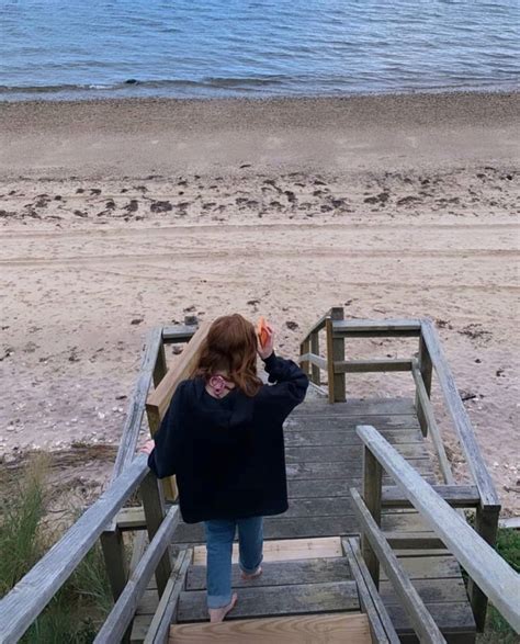 Sadie Sink At The Beach Celebrità Sfondi