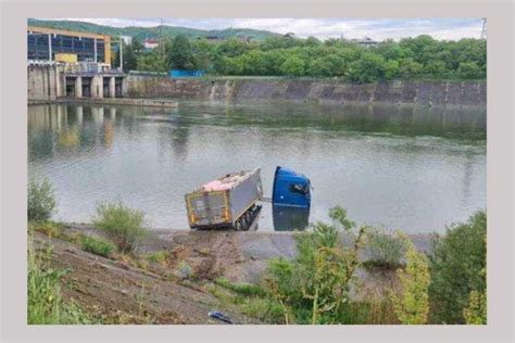 Un șofer de 54 de ani a plonjat cu TIR ul în râul Olt Ziarul Ancheta