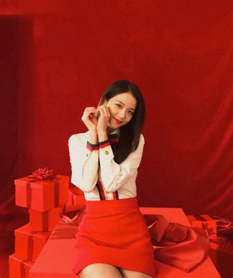 9 Potret Jisoo Blackpink Dengan Dress Merah Menawan Banget