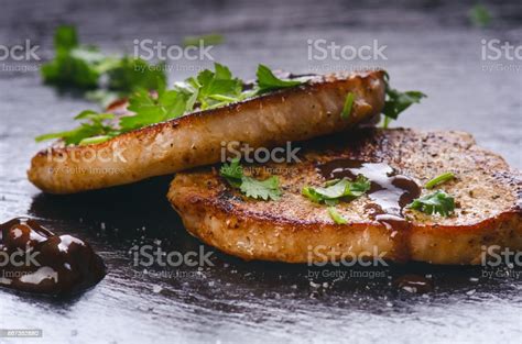 구운된 돼지고기 볶음 야채 콩 블랙 슬레이트에 소스와 스테이크 거품과 신선한 고기입니다 어두운 배경입니다 구이 및 바베 큐 개념 가금류에 대한 스톡 사진 및 기타 이미지