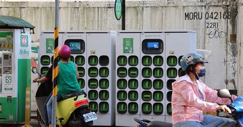 거리 거리 생활 공공 장소 교통 교환 기술 낮 녹색 도시 도시 교통 도시 이동성 도시의 도시의 삶 동력의 마스크 모터바이크 바쁜 배터리