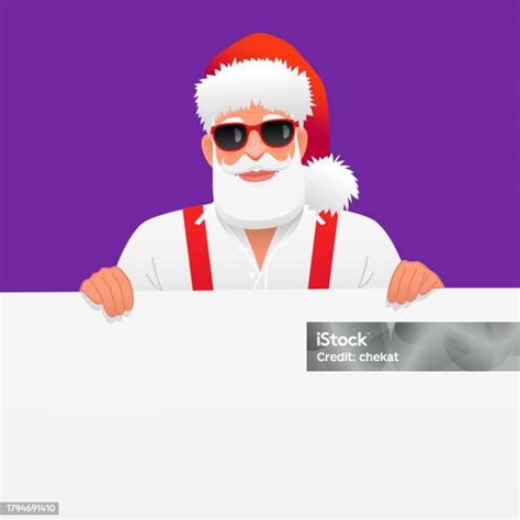 선글라스를 낀 멋진 수염 난 산타클로스 흰 셔츠에 멜빵을 입은 산타클로스가 하얀 빈 포스터를 들고 있다 템플릿 광고를 위한 공간입니다 공휴일에 대한 스톡 벡터 아트 및 기타