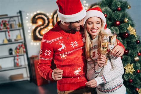 산타 모자 샴페인 안경 의사표시와 크리스마스를 축 하 하 커플 겨울에 대한 스톡 사진 및 기타 이미지 겨울 나무 남자 Istock