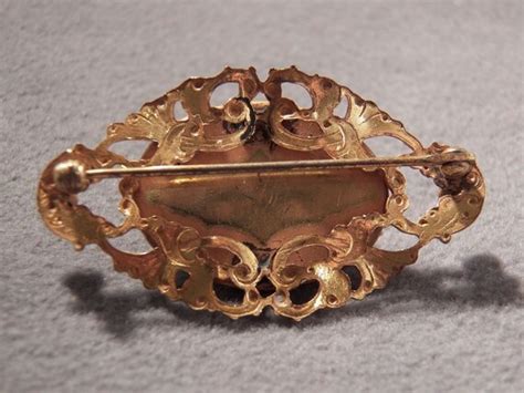 Vintage Elegant Gold Tone Faux Pearl Rhinestone Bro Gem