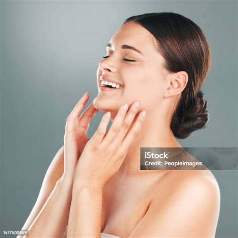 스킨케어 여성 및 화장품은 자연의 아름다움 피부과 및 소녀 O 회색 스튜디오 배경입니다 여성 여성 메이크업에 자신감 웰빙 럭셔리 살롱 트리트먼트 그루밍 건강한 피부 피부에