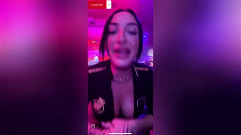 Busty Server Shakes Her Ass On Tiktok Live