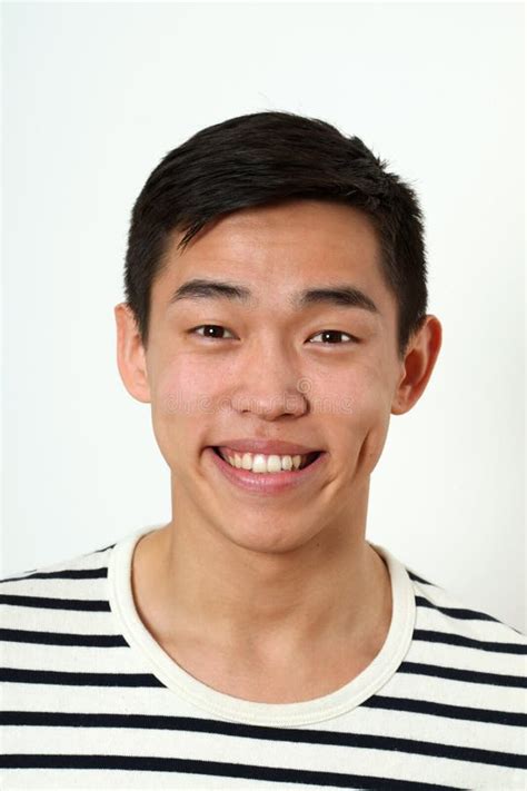 Jeune Homme Asiatique De Sourire Regardant L Appareil Photo Image Stock