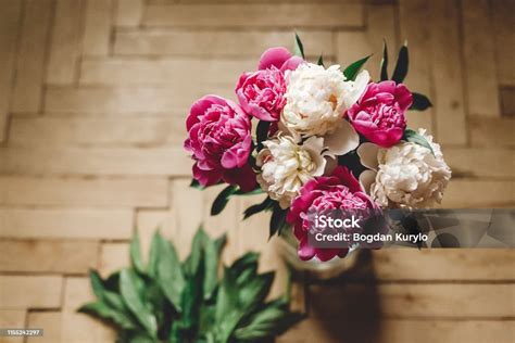 소박한 나무 바닥에 유리 항아리에 아름 다운 분홍색과 흰색 모란 꽃다발 평평한 누워 꽃 장식과 배열 꽃을 수집 합니다 농촌 정 물 시골 꽃 가위에 대한 스톡 사진 및 기타