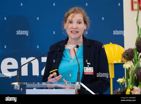 Prof Dr Maike Luhmann Psychologin Und Einsamkeitsforscherin Bei Ihrer Rede