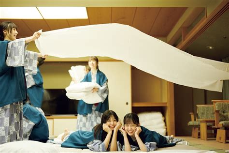 乃木坂46 5期生 写真集「あの頃、乃木坂にいた」先行カット（撮影：花盛友里） 乃木坂46一ノ瀬美空と海辺で手つなぎ気分 [画像ギャラリー
