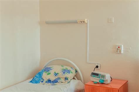 병원에 침대와 의료 장비가있는 고립 된 병원실 격리 격리의 환자 실 전염병 코로나바이러스 Merscov 2019ncov 코비드