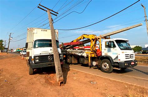 Caminhão desgovernado atinge poste em área urbana de Sorriso Só Notícias