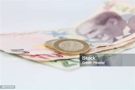 터키 지폐와 터키 동전 통하고 있는 백색 배경에 1 터키 리라 터키 지폐 0명에 대한 스톡 사진 및 기타 이미지 0명 가득 찬 개념 Istock