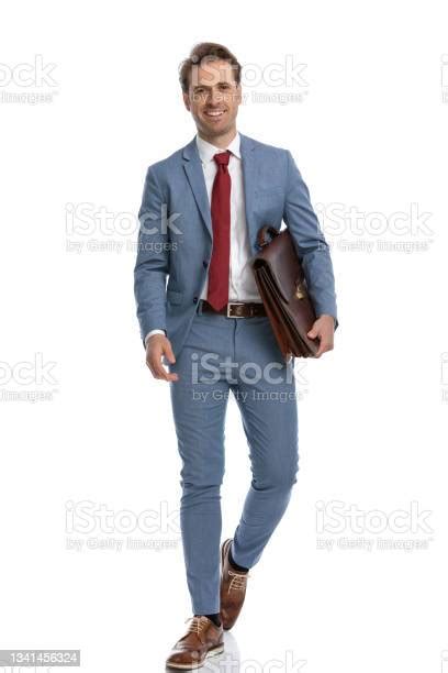 가방을 들고 미소를 지으며 파란 양복을 입은 행복한 우아한 사업가 남자 사업가에 대한 스톡 사진 및 기타 이미지 남자 사업가 서류 가방 쥠 Istock