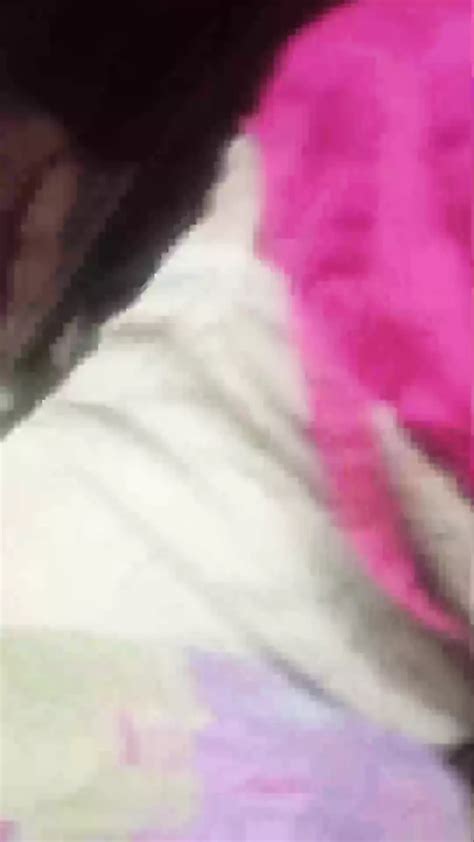 继妹和继兄弟在家里的床上做爱 Xhamster