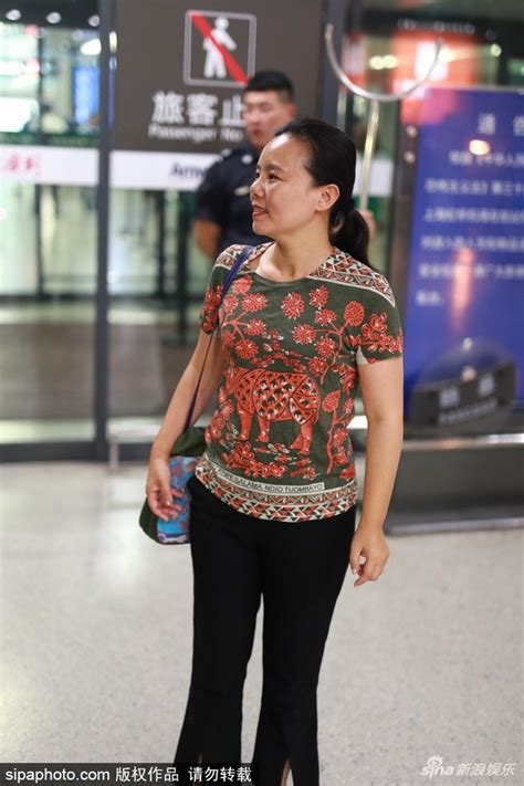龚琳娜夫妇山中采茶悠然自得 笑容灿烂尽显恩爱甜蜜